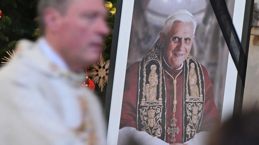 Las primeras imágenes de Benedicto XVI tras su fallecimiento